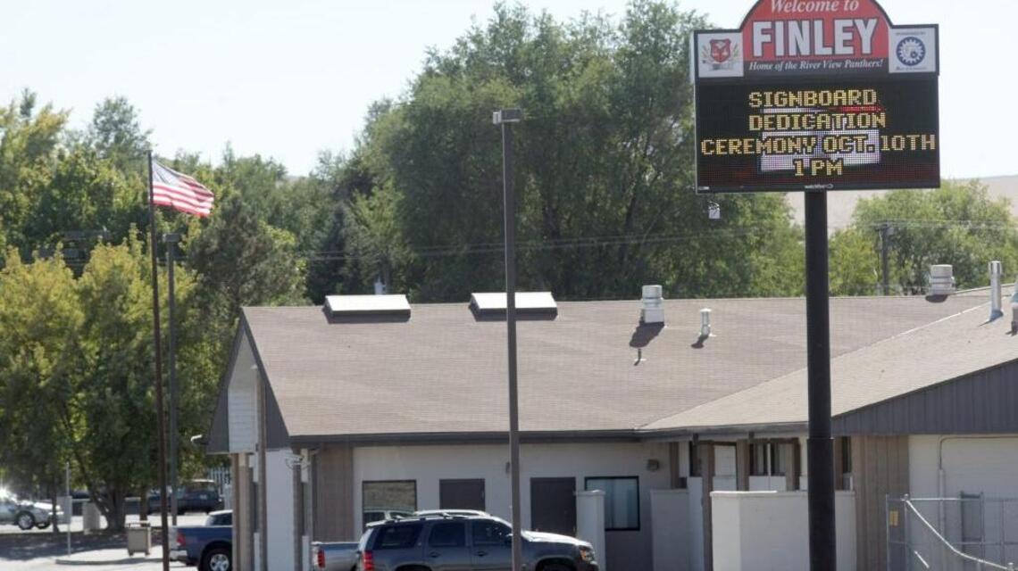 Longtime Finley superintendent staying for another year | Tri-City Herald